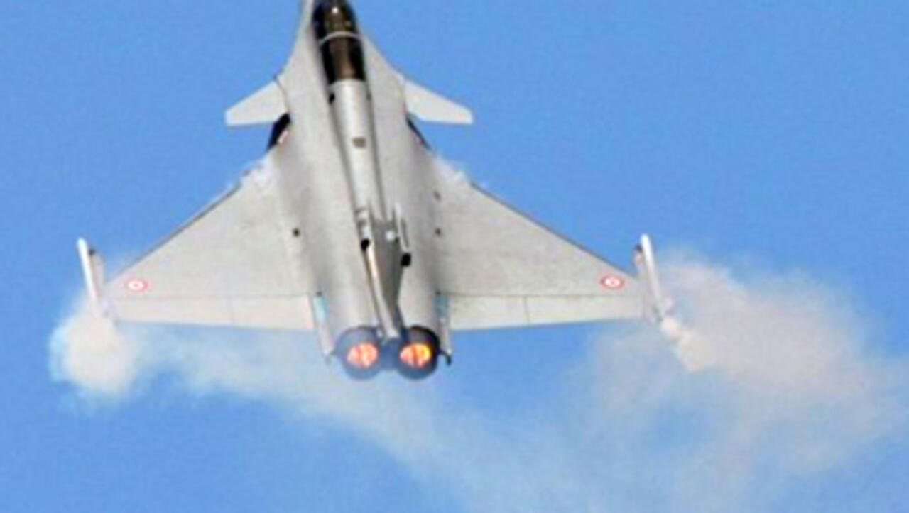 Sarkozy en visite pour une première exportation du Rafale de Dassault ...