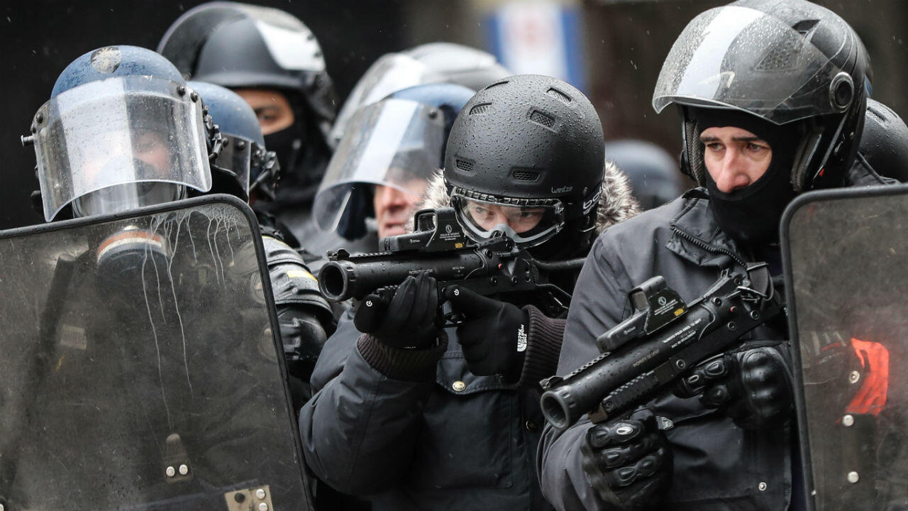 Les policiers armés de pistolets LBD équipés de caméras pour éviter les ...