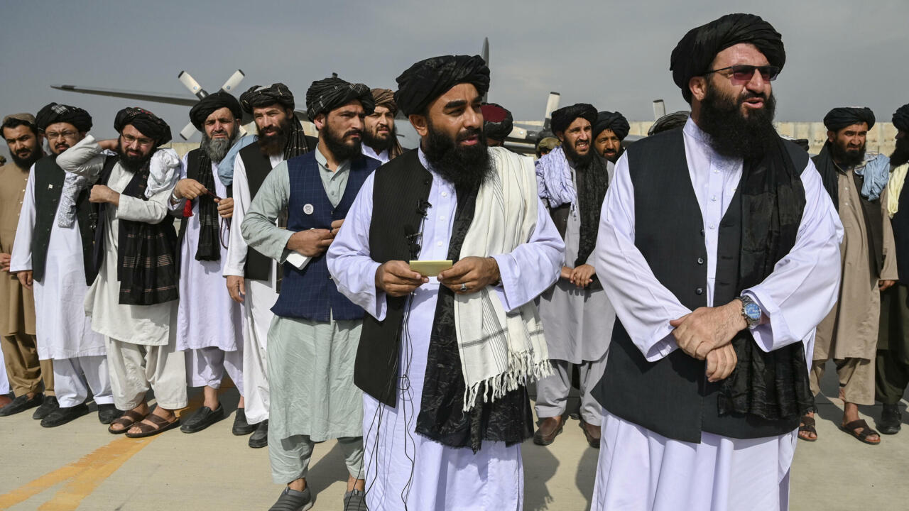 Taliban parade in Kabul airport after US leave - France 24