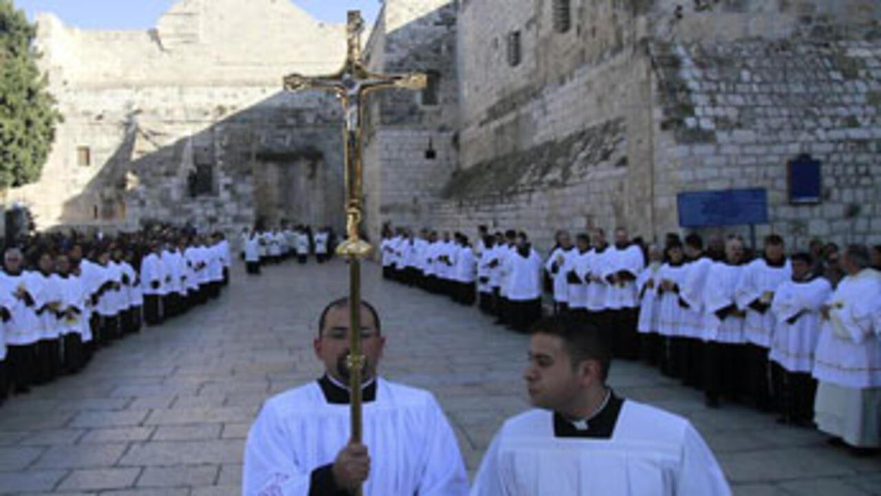 Thousands celebrate Christmas in Bethlehem