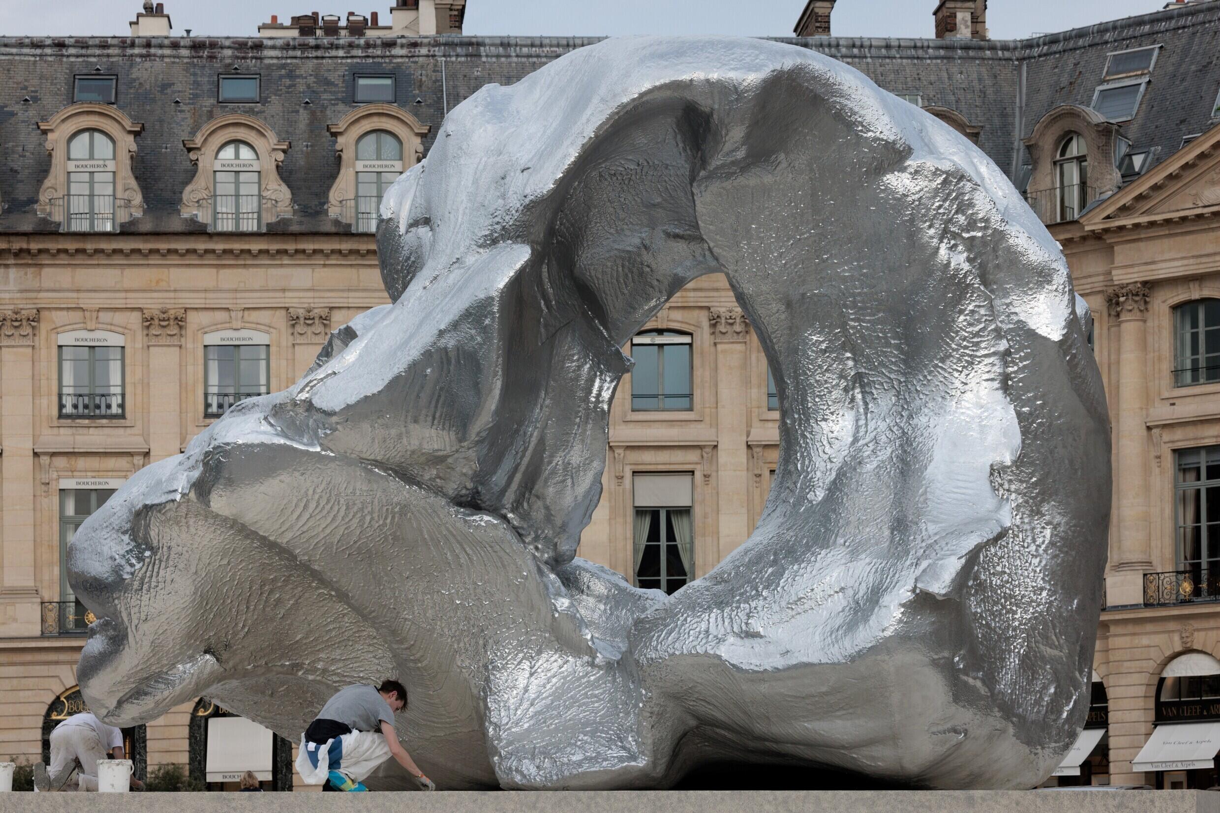 Une vague géante sculptée place Vendôme comme pour arrêter le temps