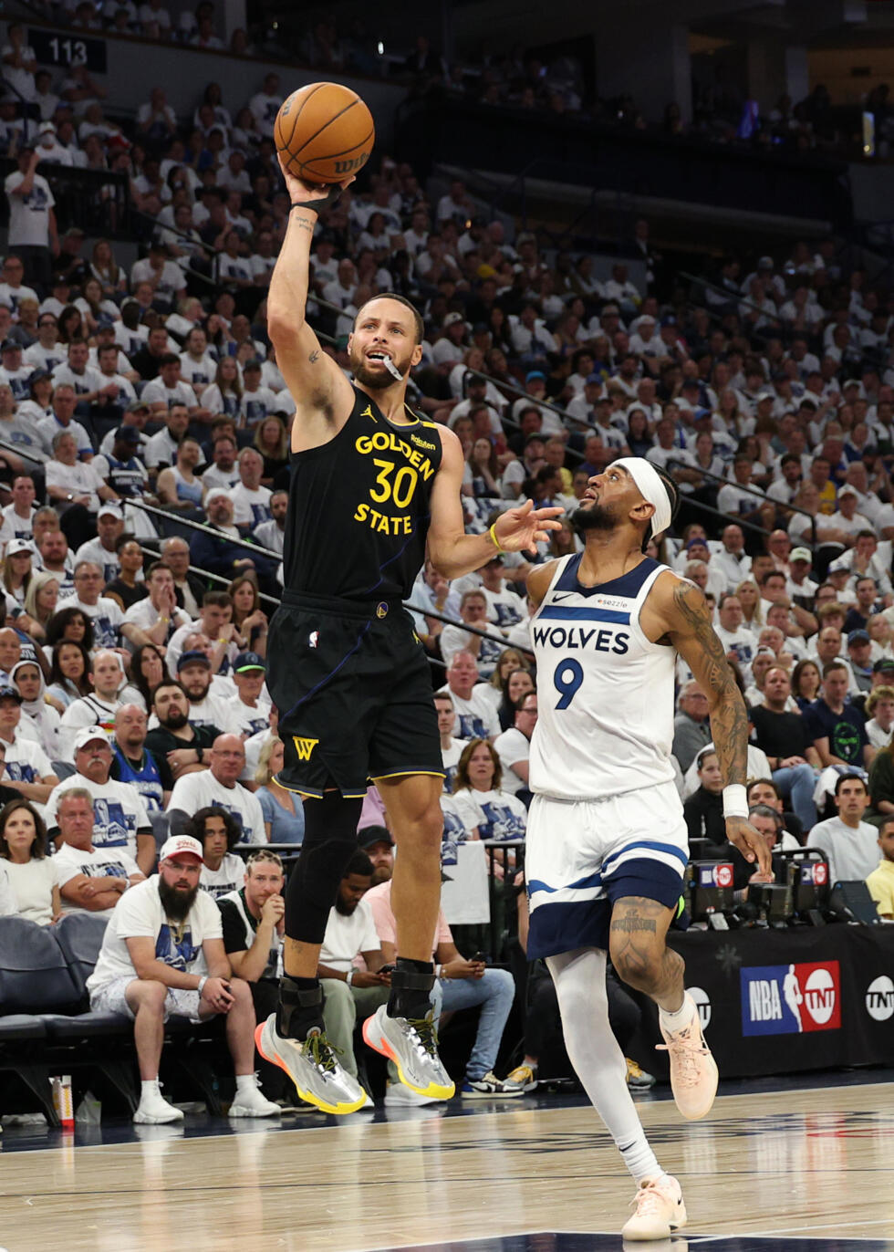 Haliburton stunner sinks Cavs, Warriors down Wolves despite Curry blow