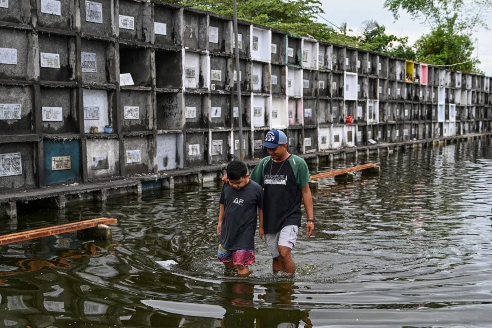 Filipinos brave crowds, flooding for All Saints' Day cemetery visits