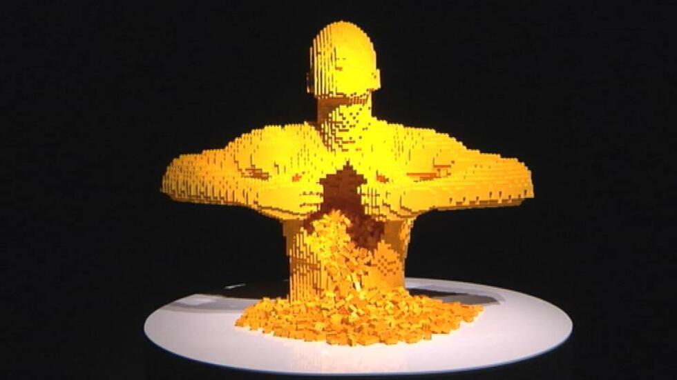 The tiny bricks building innovative new sculptures - arts24