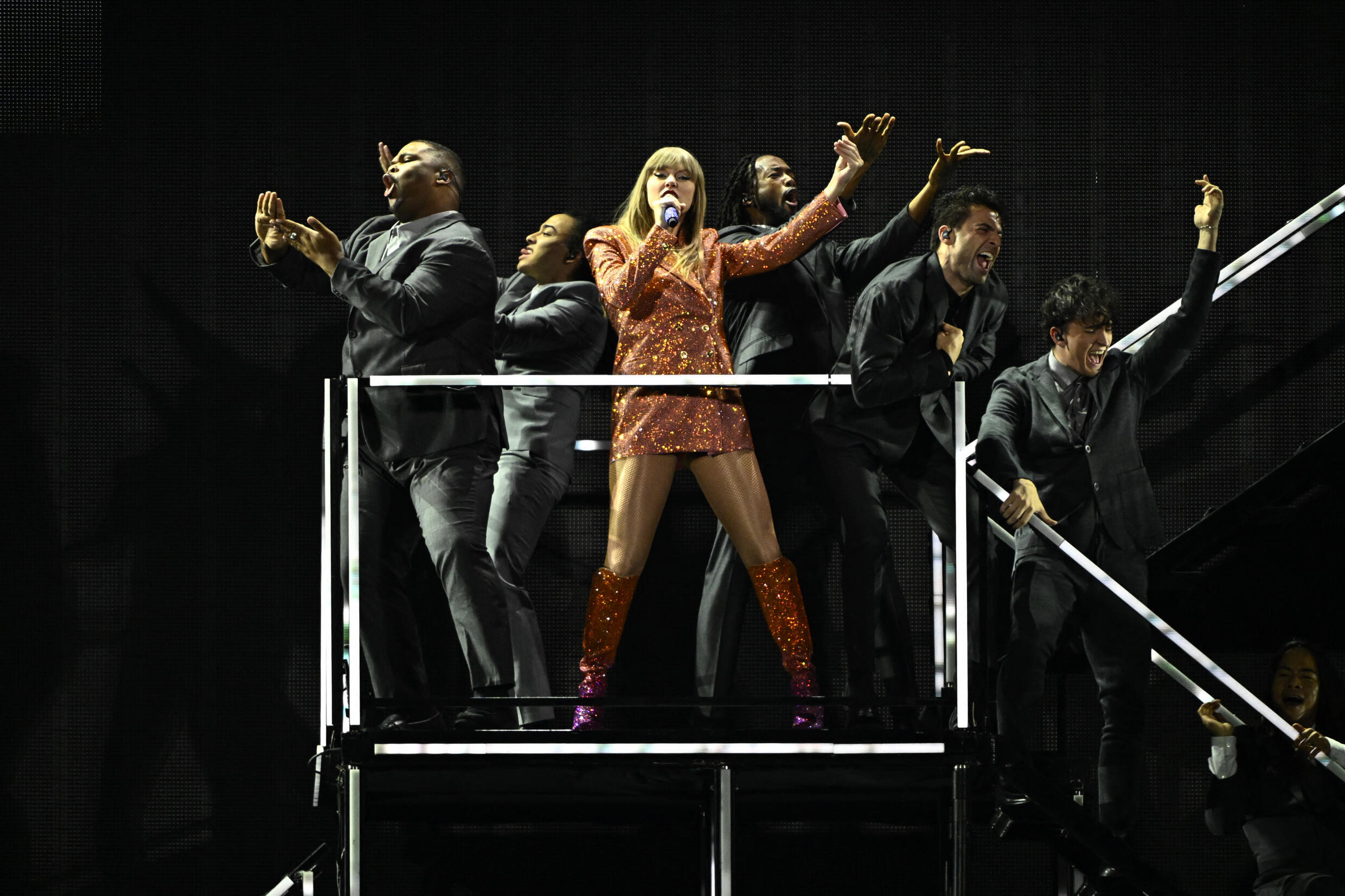 Taylor Swift conquiert Paris lors du premier concert de sa tournée ...