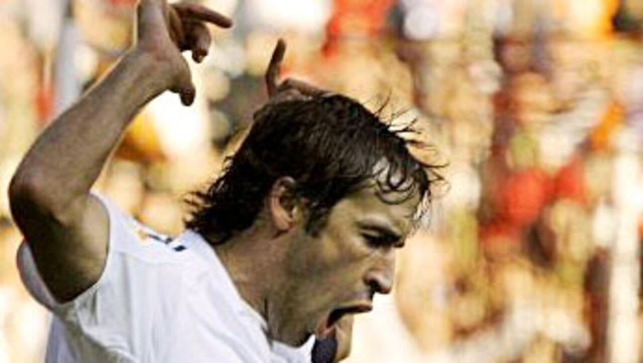 Le Real revient à dix points du Barça, Raul entre dans l'histoire