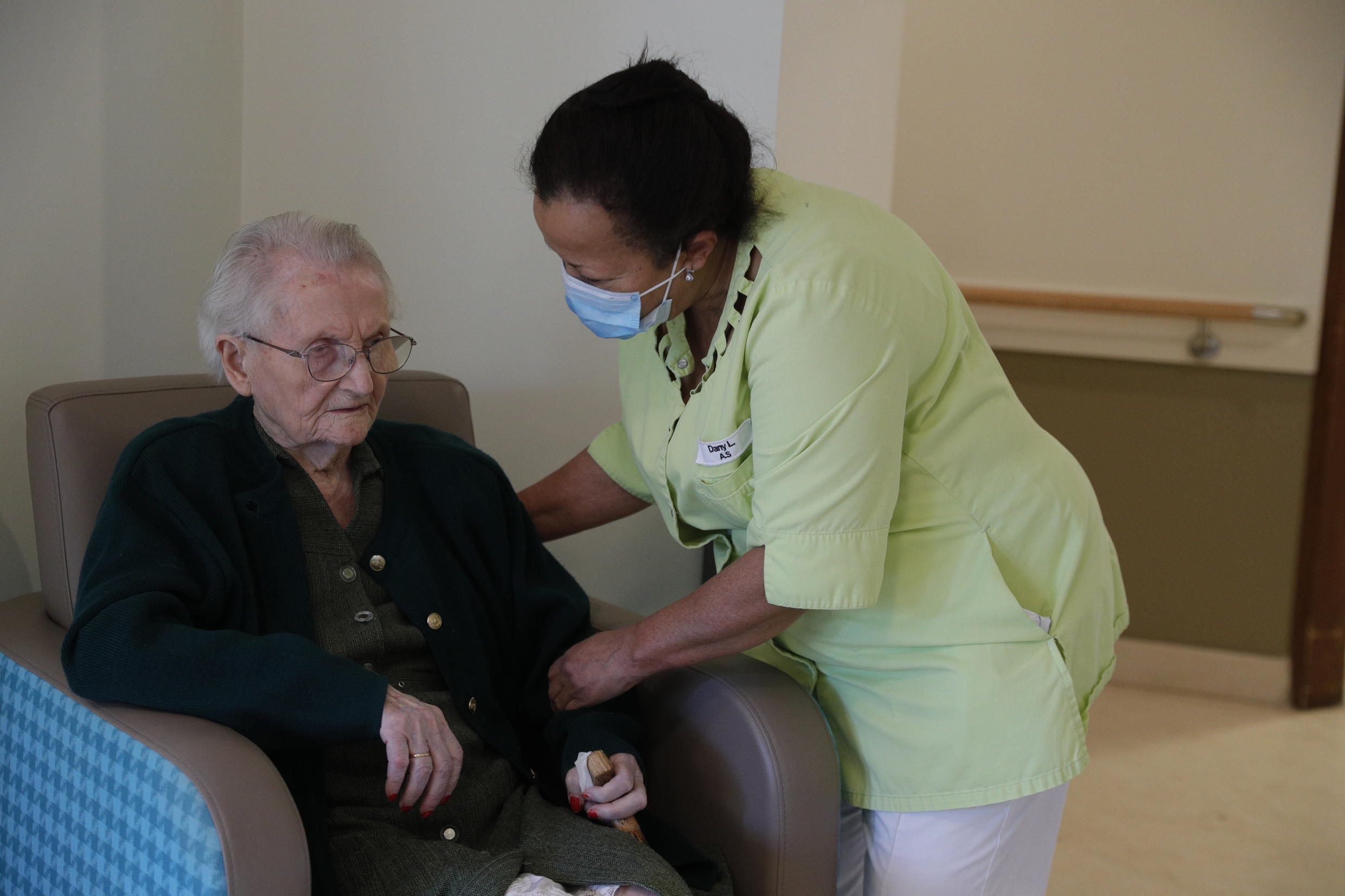 Vaccination en Ehpad : "Certains ont peur de servir de cobaye"