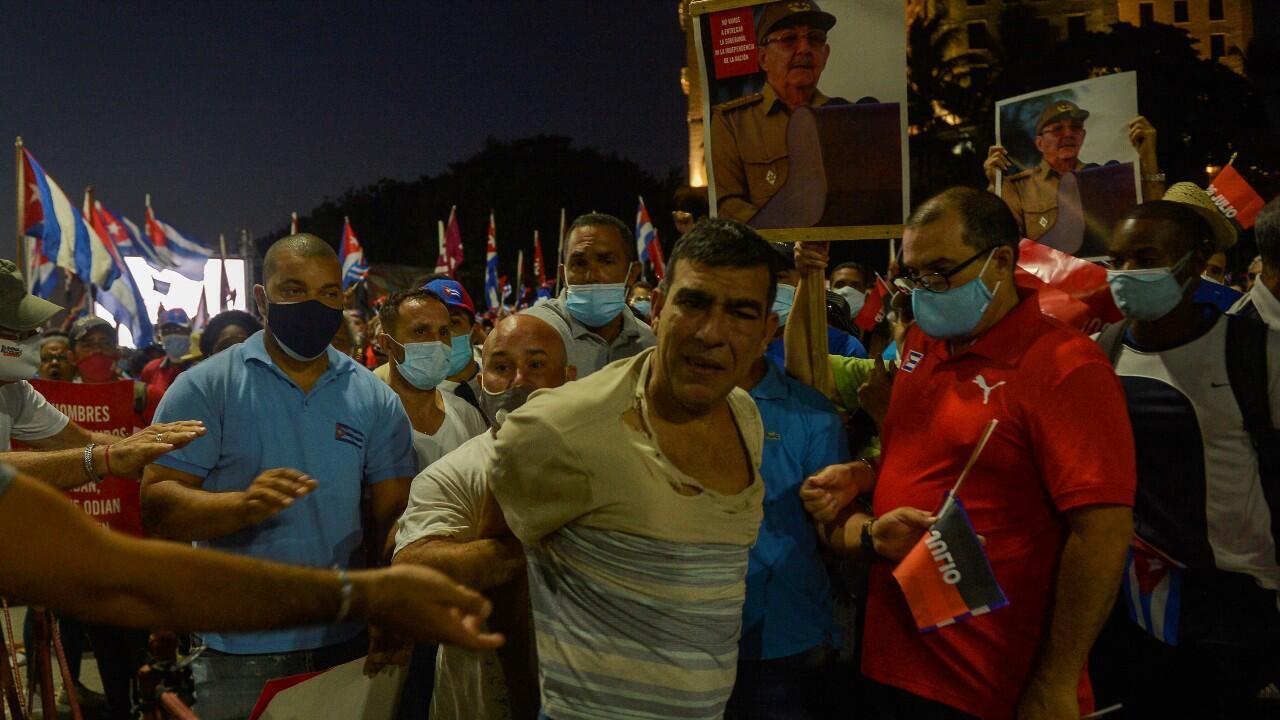 Buscan a detenidos en las protestas de Cuba, mientras miles acuden a un ...