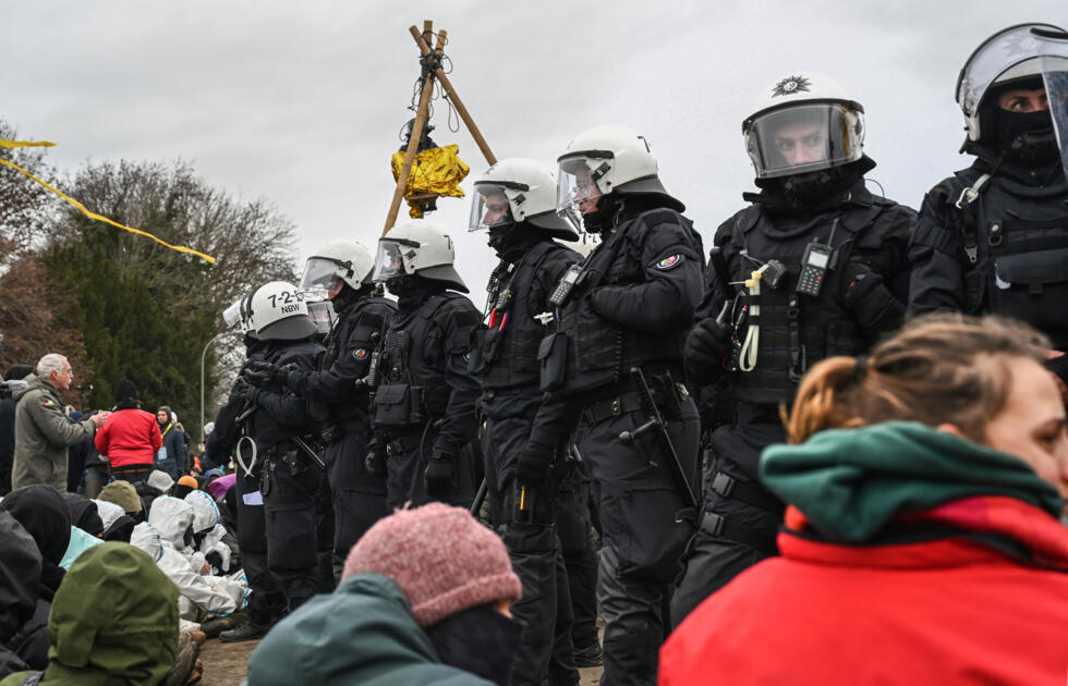 Police move in on anti-coal activists at German protest camp