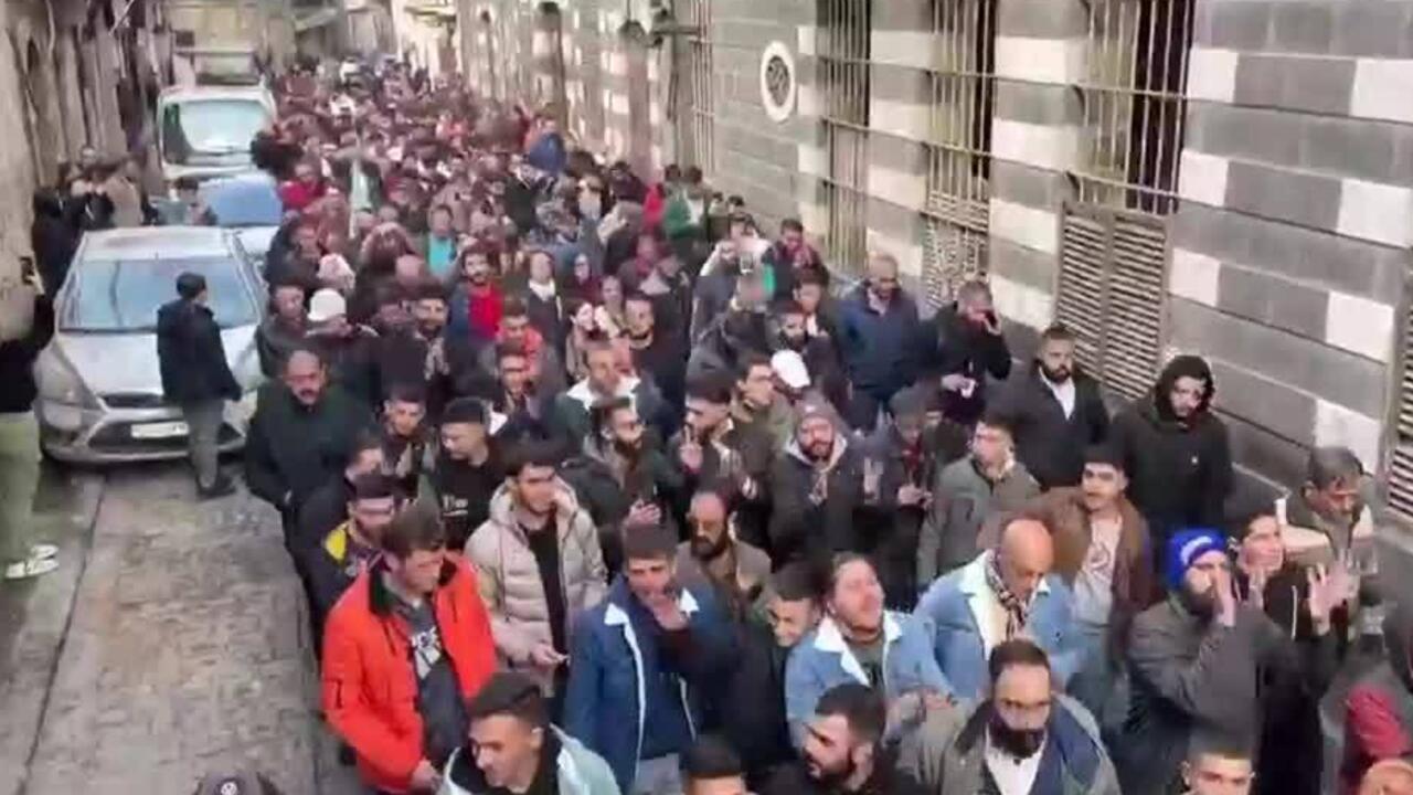 Syrians protest after video of attack on Alawite shrine - France 24