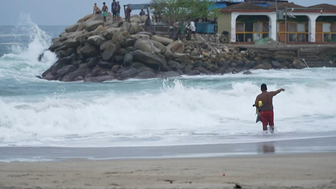El huracán Erick alcanza tierra firme en el occidente de México como ...