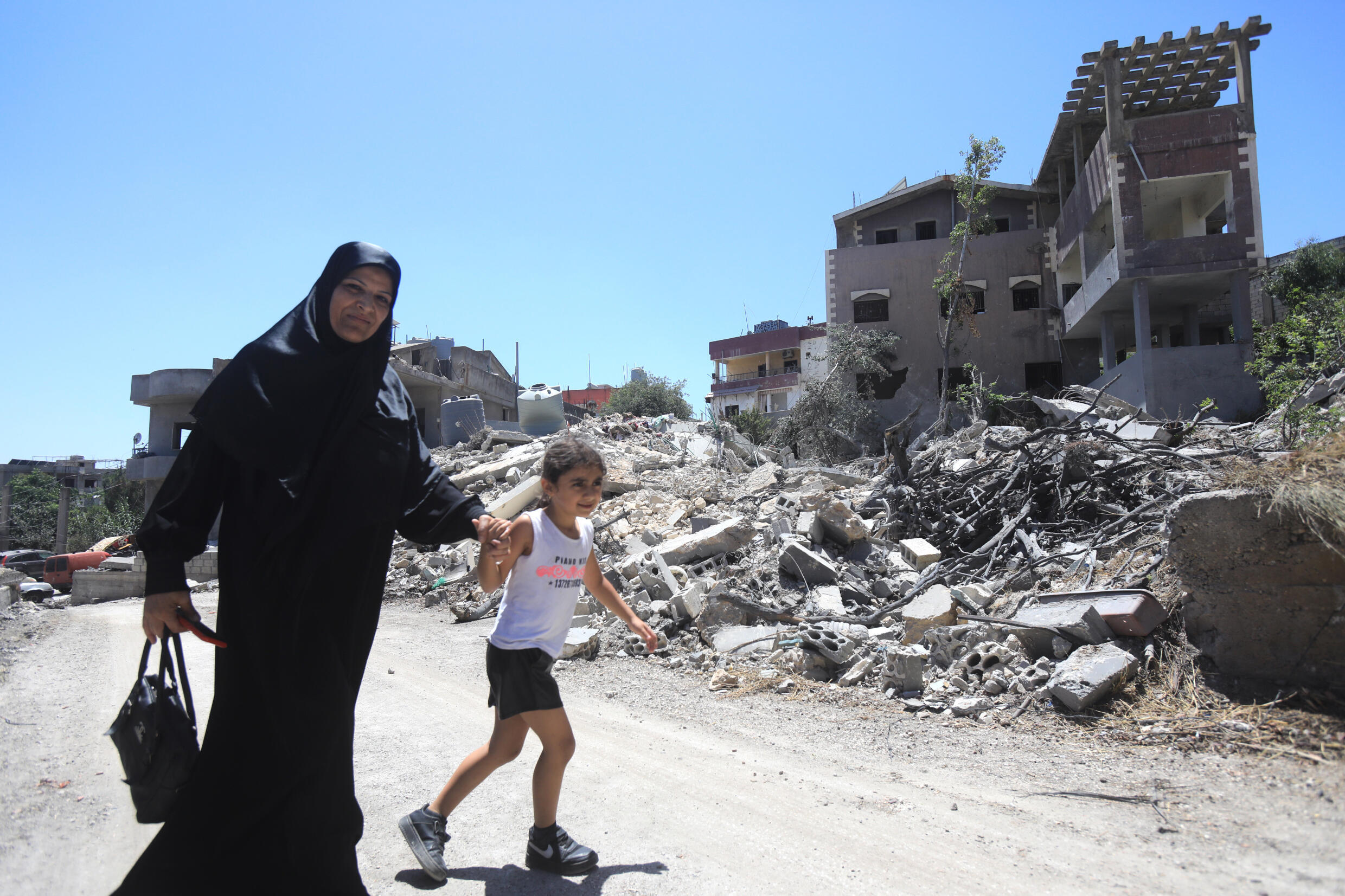 Gaza City's Shujaiya district heavily bombarded for fourth consecutive day