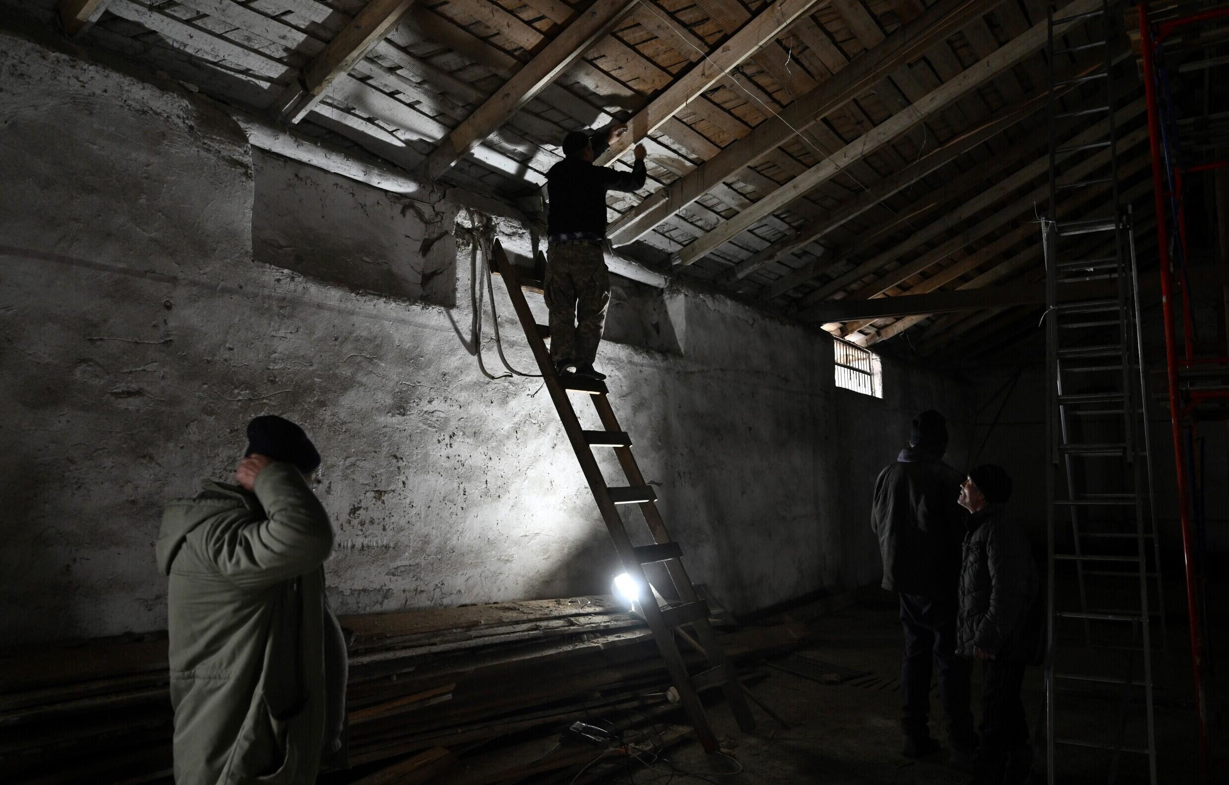 Key Ukraine naval base unbowed despite Russian onslaught