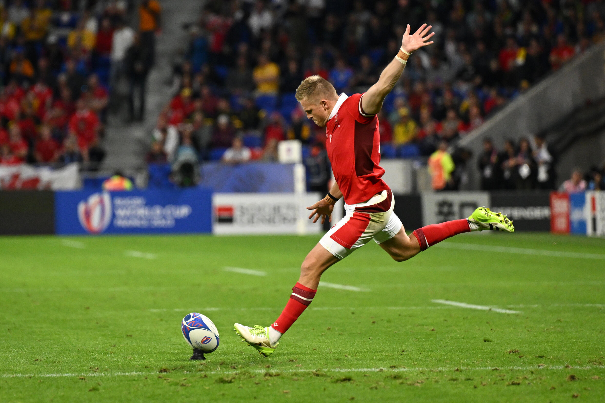 Wales crush Australia to reach Rugby World Cup quarters