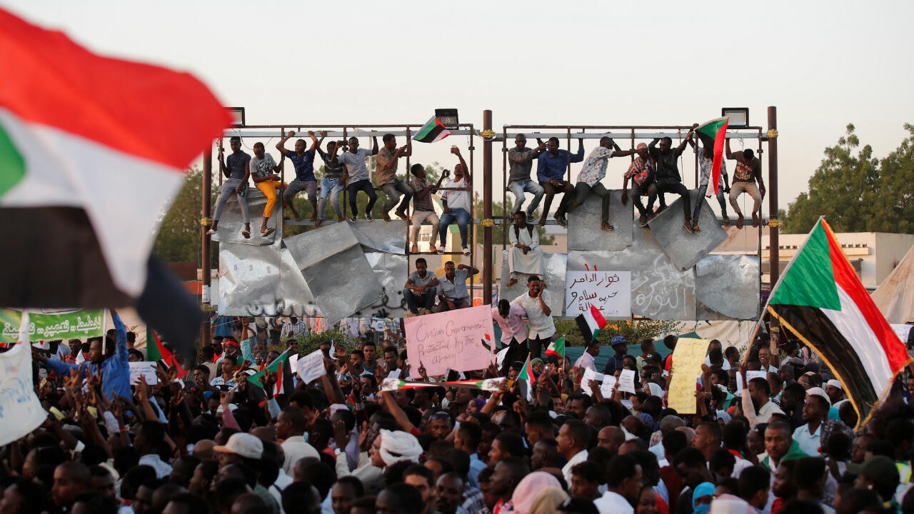 Sudanese protest leaders suspend talks with military council