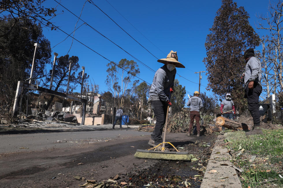 Vigilante fire clean-up launched by local Los Angeles contractor