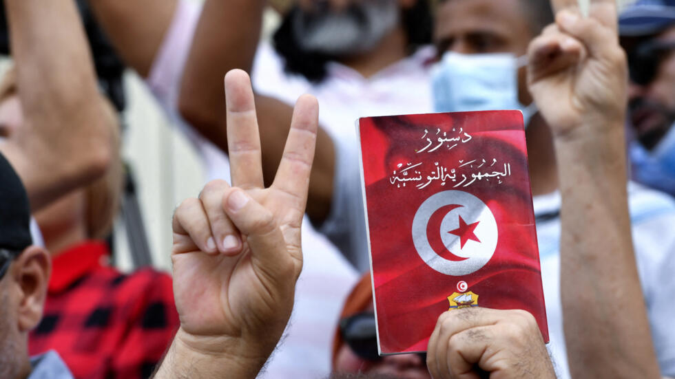 Du coup de force de Kaïs Saïed aux législatives, comment la Tunisie s'est enlisée dans la crise