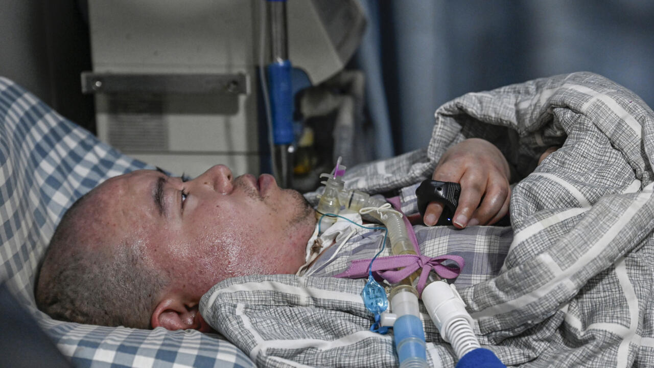 Chinese quadriplegic runs farm with just one finger