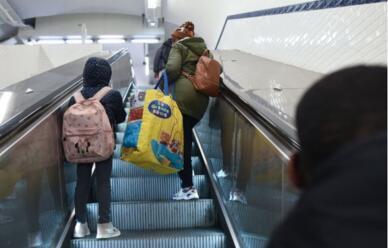 À la veille de la rentrée en France, plus de 2 000 enfants dorment dans la rue