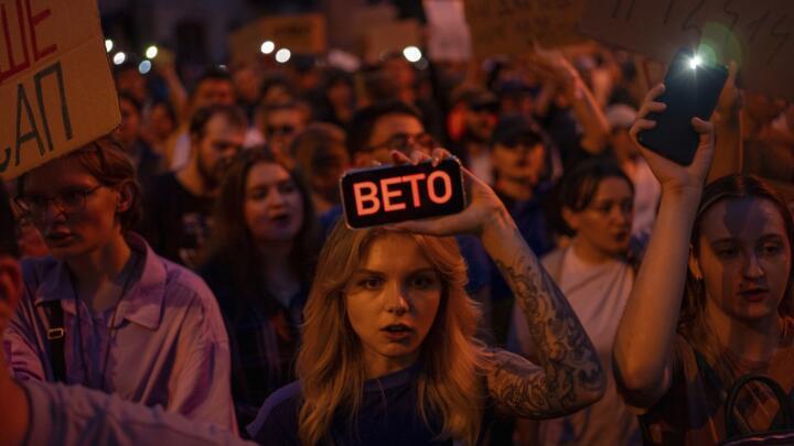 Corruption en Ukraine : Volodymyr Zelensky sème le trouble - France 24