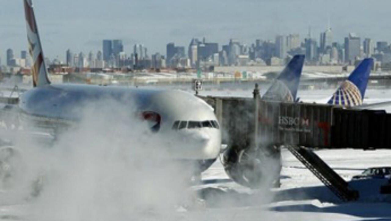 Airports reopen after blizzards pound eastern US - France 24