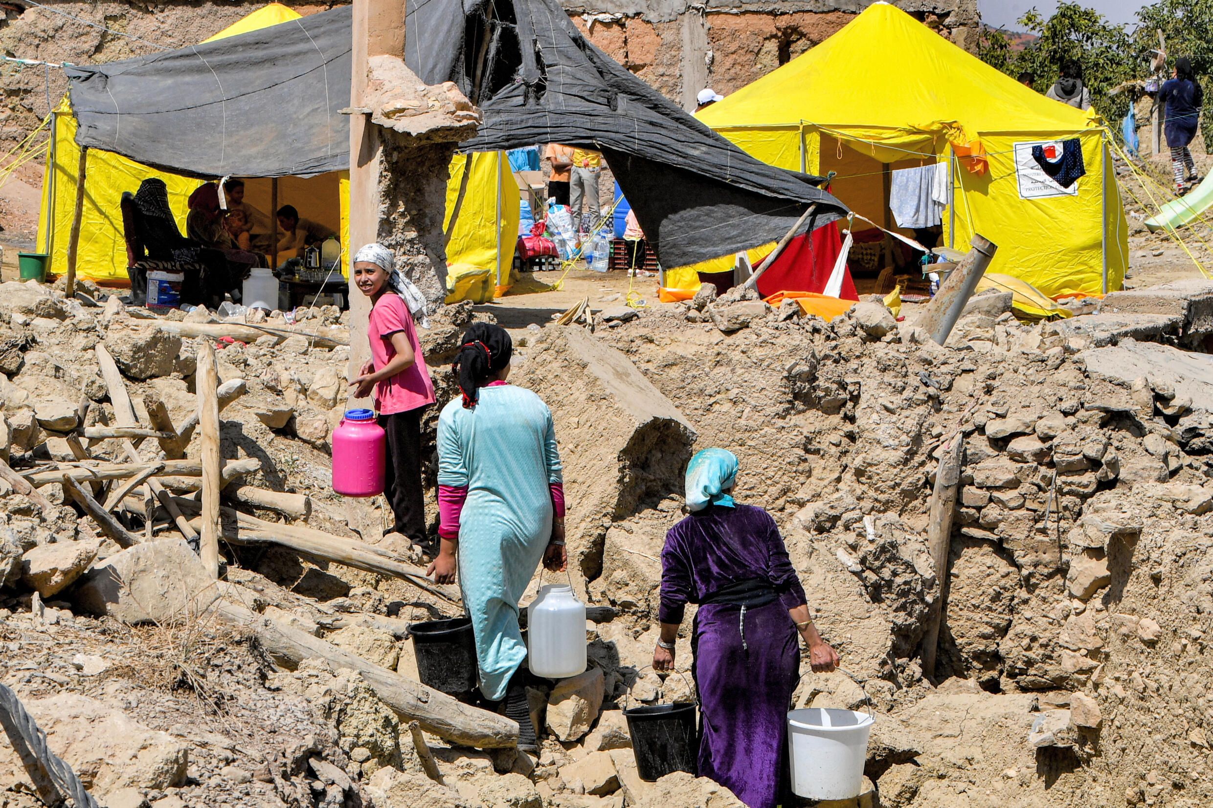 Equipos de rescate marroquíes intensifican la búsqueda desesperada de ...