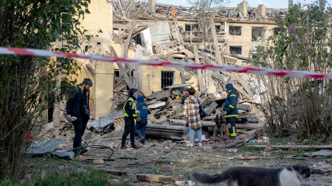 Une attaque de missiles russes sur Kiev fait une douzaine de morts et ...