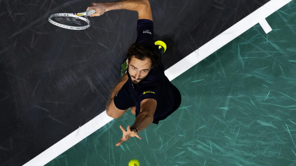 Medvedev eases past Munar into second round of Paris Masters