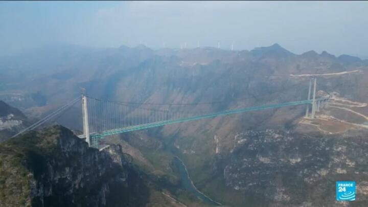 Chine : le pont suspendu le plus haut du monde en construction - France 24