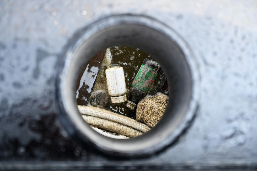 Plastic 'interceptor' tackles trash in Bangkok river