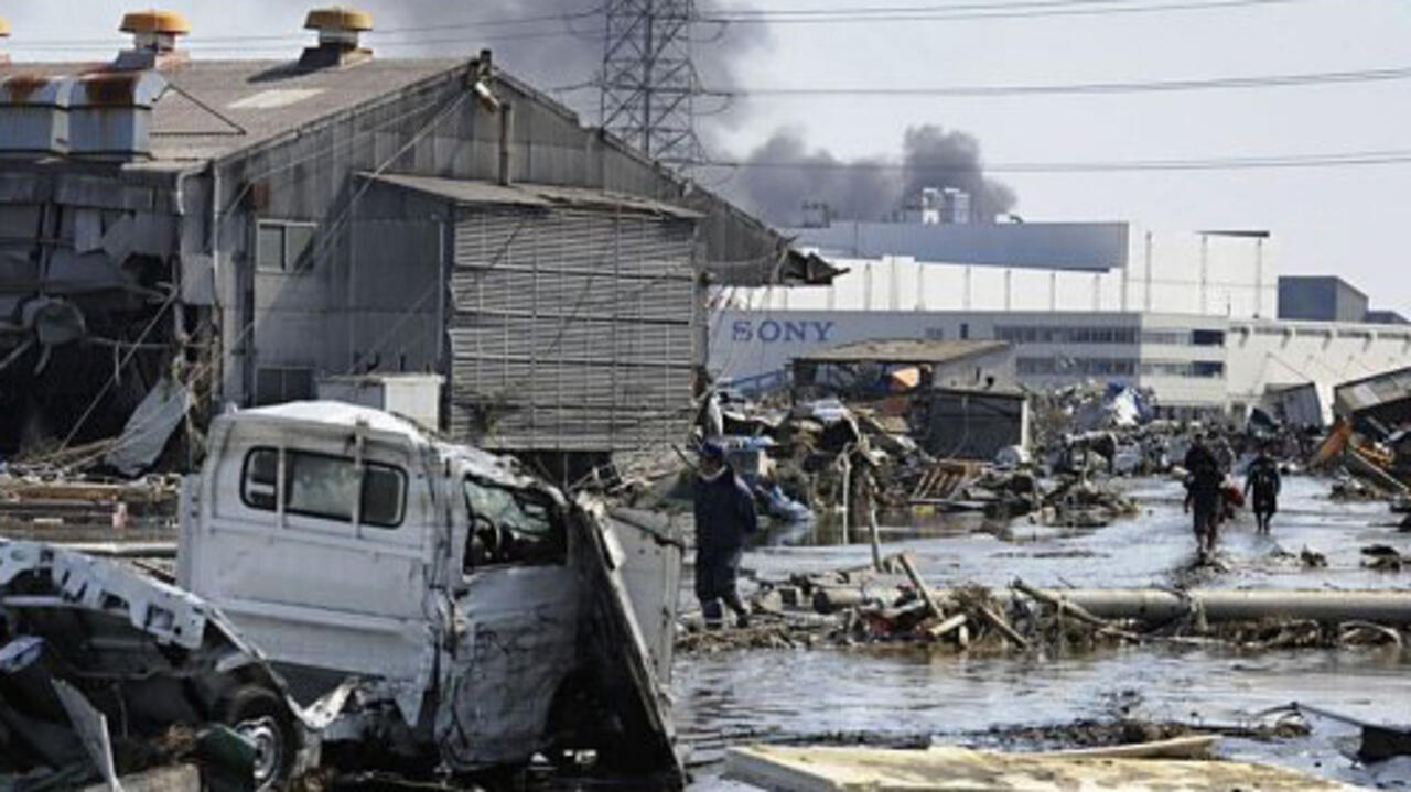 Quake-stricken Japan races to avert nuclear meltdown