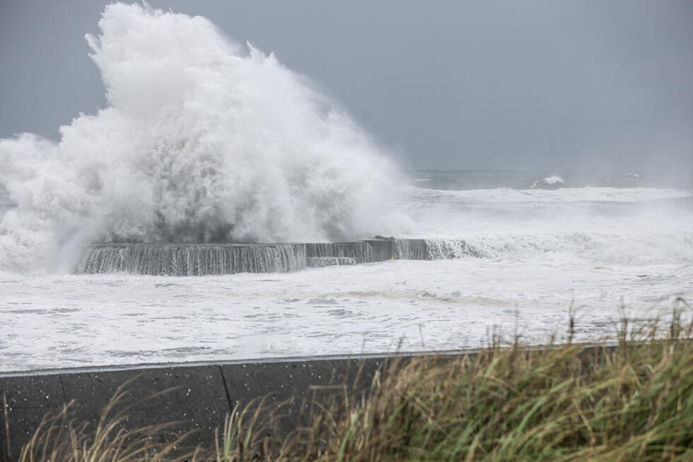 Taiwan hunkers down as deadly Typhoon Gaemi makes landfall - France 24