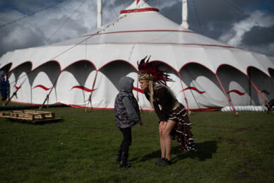 Show goes on for Ukrainian circus performers in UK