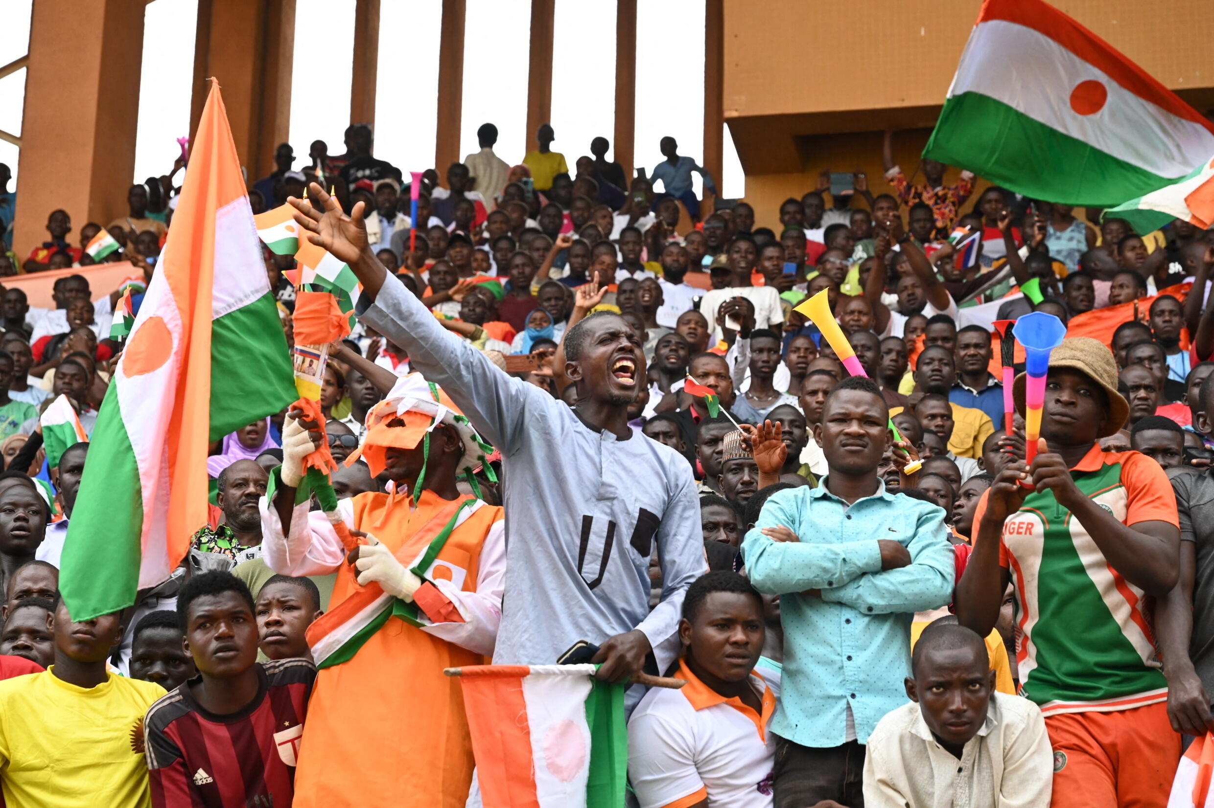 Tens of thousands of Niger coup supporters rally after French ...