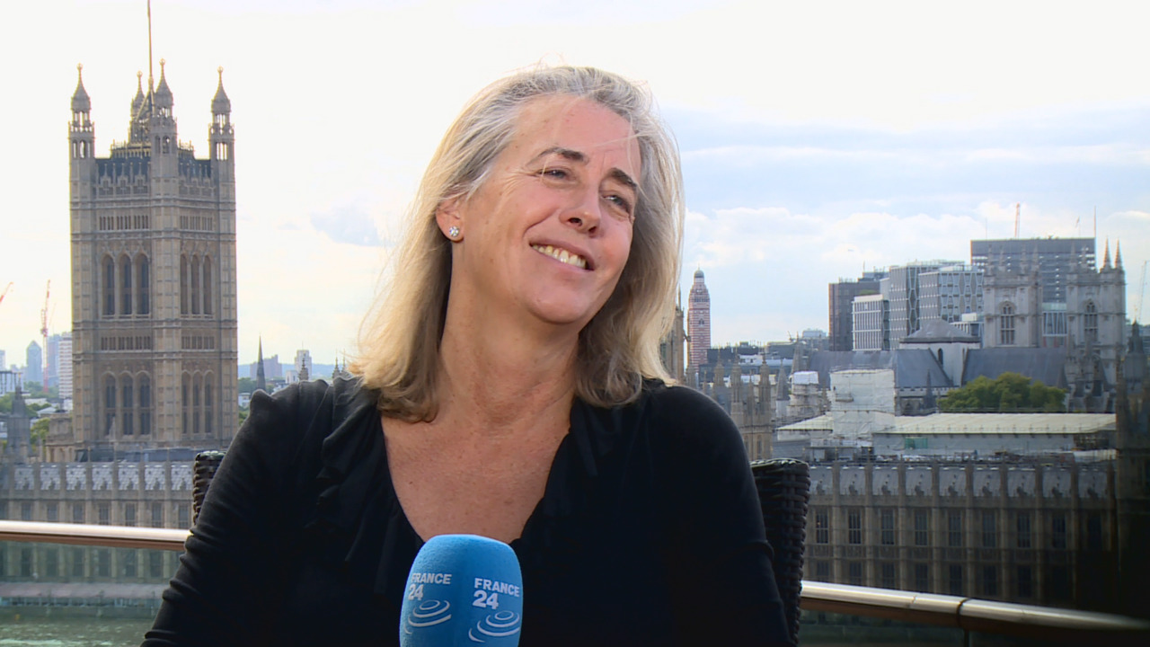 The queen's artists: Nicky Philipps on painting Elizabeth II's portrait ...