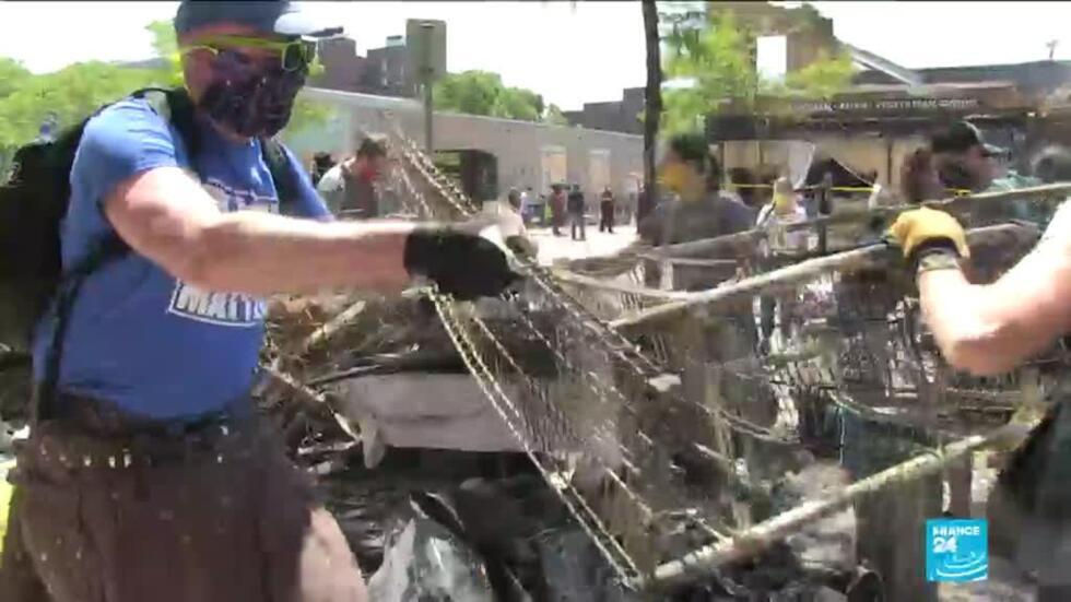 Minneapolis residents help cleaning neighbourhood after riots over ...