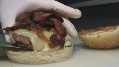 Video: Burger chains compete for a bite of the French market - France 24