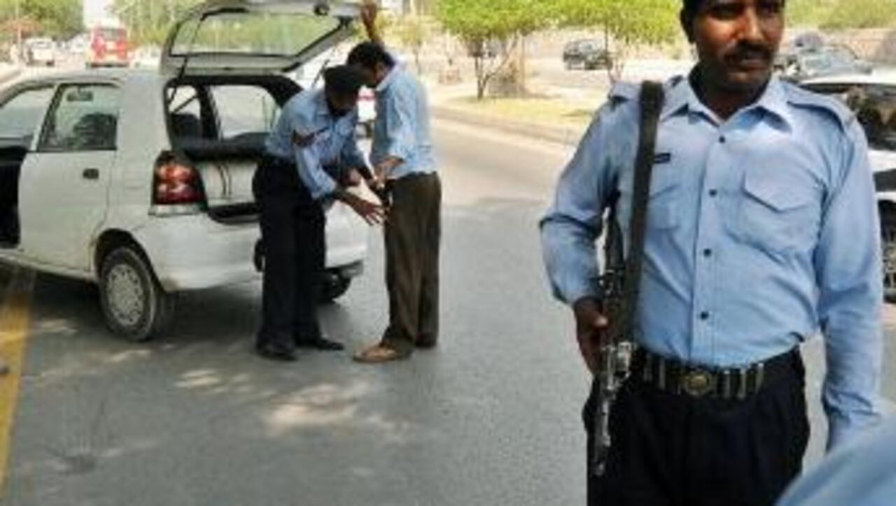 Bicycle bomb in Pakistan's northwest targets police