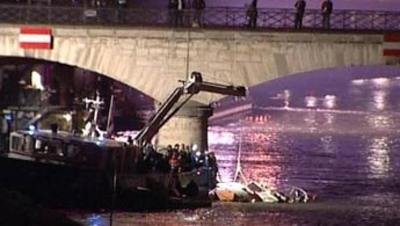 Tourist boat sinks in Seine, two dead