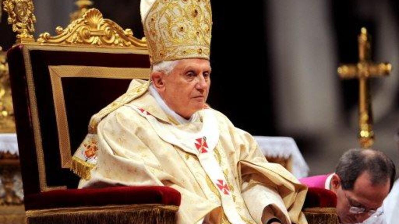 Pope knocked down by woman at mass