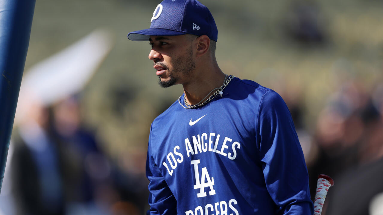 Betts honored with MLB Roberto Clemente Award