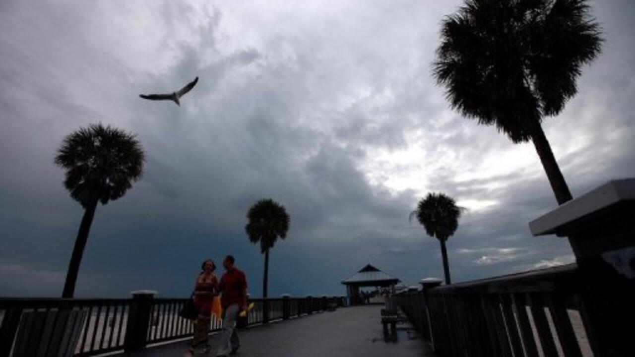 Storm Isaac looms over Romney’s media spotlight