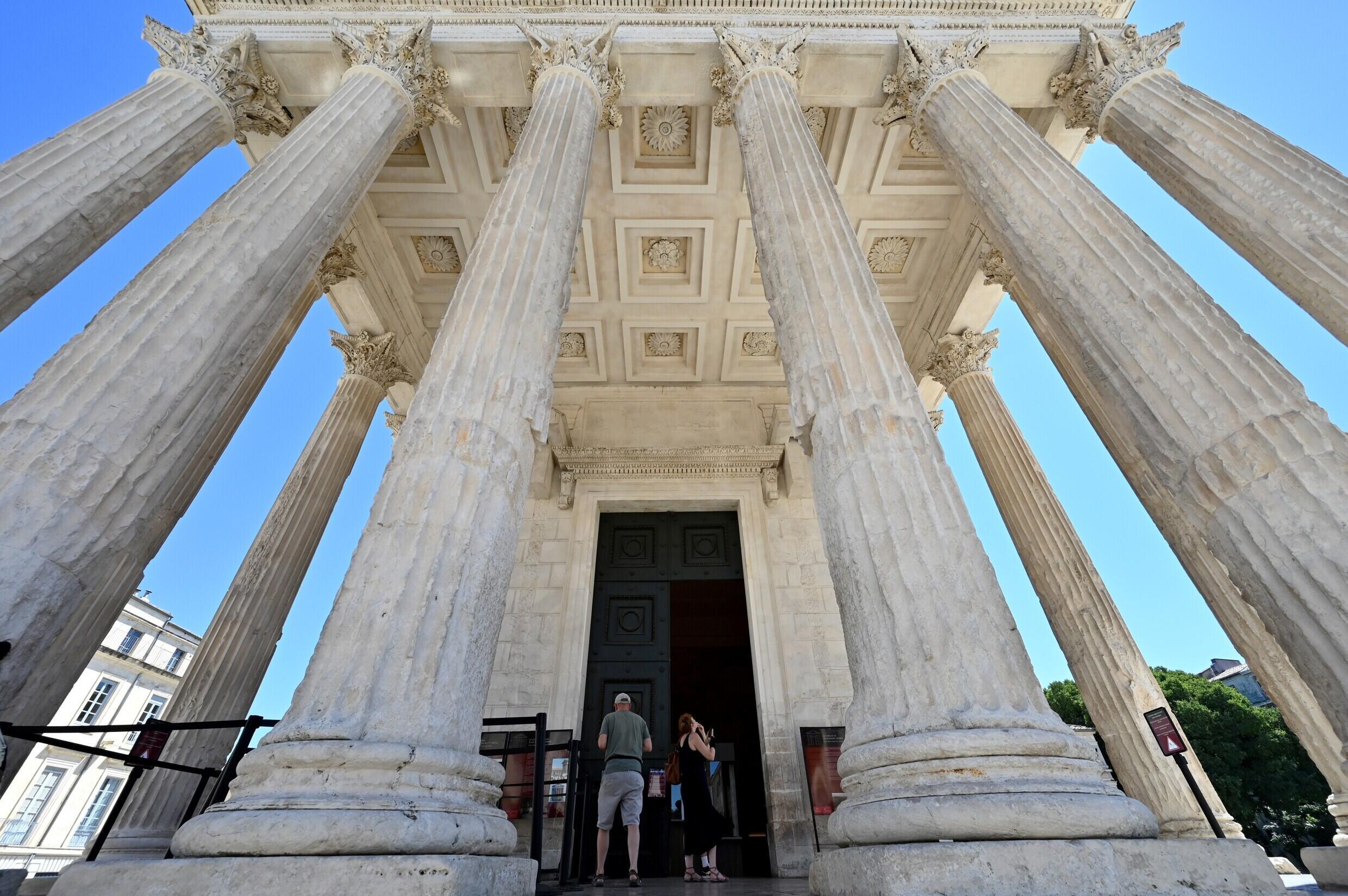 France: la Maison carrée de Nîmes, un temple romain iconique, sur la ...