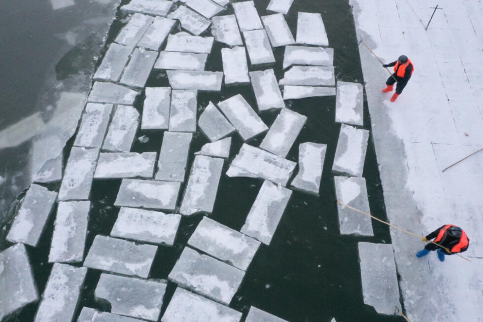 Warmer winter melts incomes of China's ice cutters