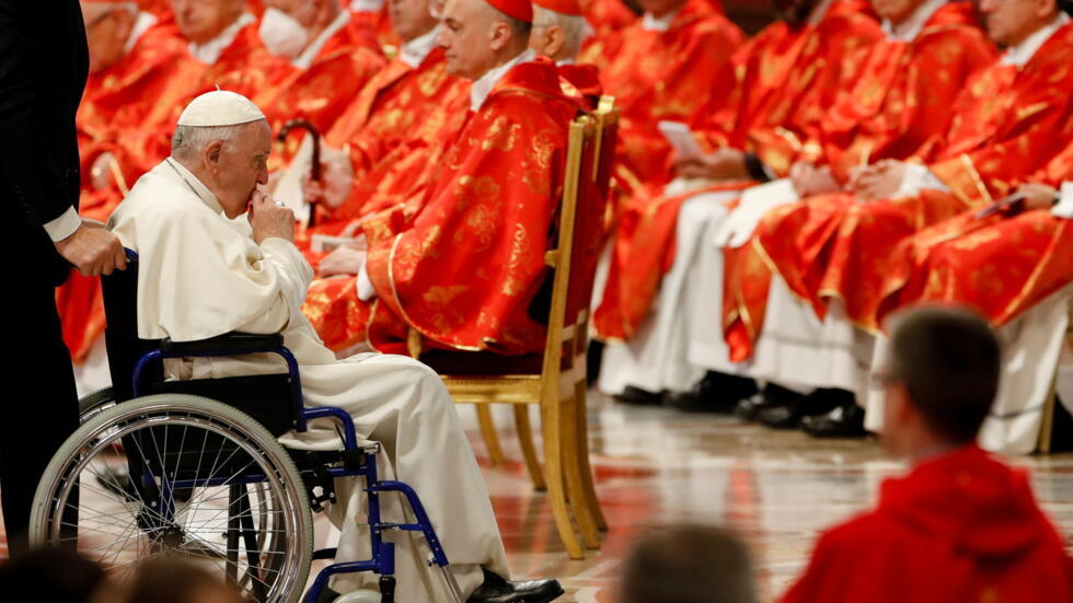 Le pape François reporte son voyage en Afrique en raison de douleurs au ...