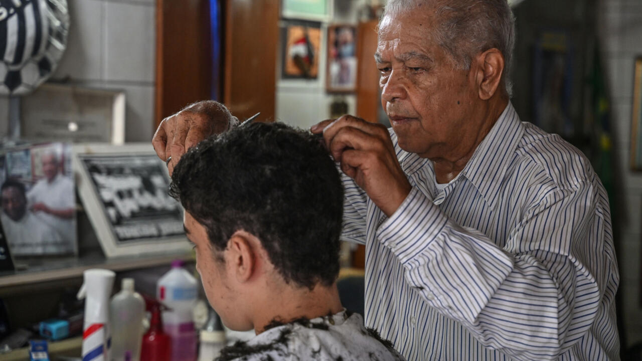 Pele's barber of 60 years laments a double loss