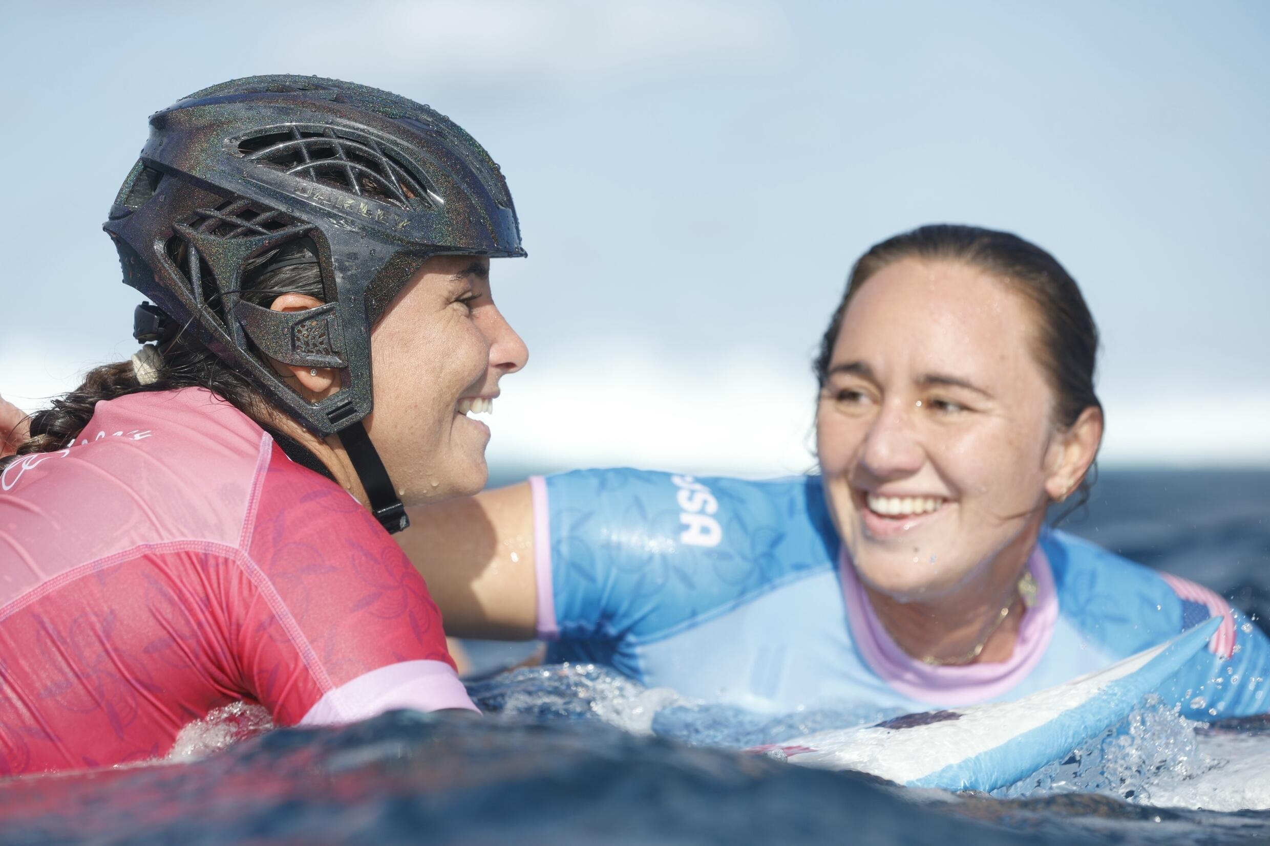 JO 2024 - Surf : Kauli Vaast et Johanne Defay domptent Teahupo'o pour ...