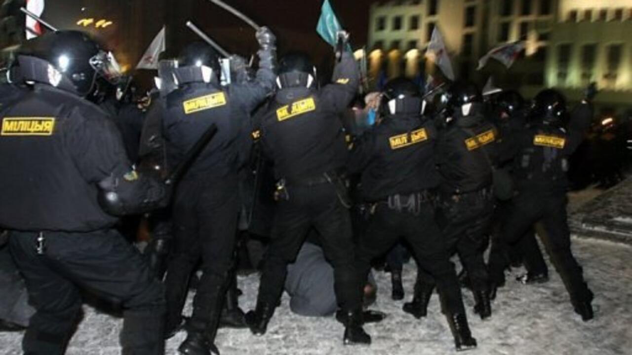 Police break up mass protests after Lukashenko landslide