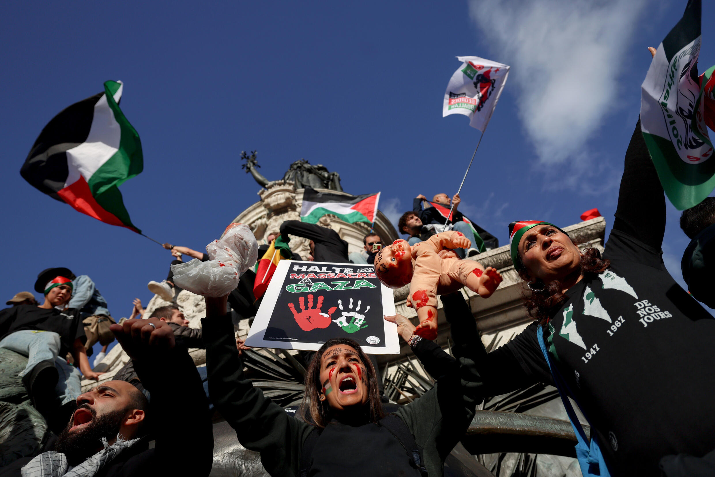 Paris crowd calls for end of 'massacre' in Gaza