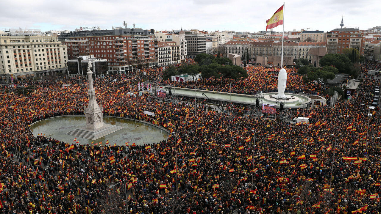 La derecha protesta en España contra la política catalana del gobierno ...